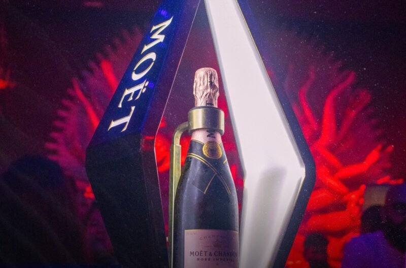 Reserva tu mesa para Looloo Studio