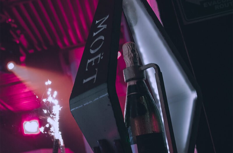 Reserva tu mesa para Looloo Studio