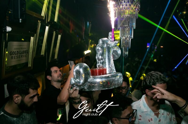 Reserva tu mesa para Looloo Studio