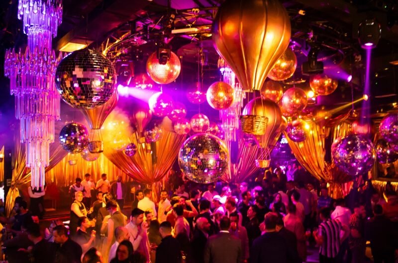 Reserva tu mesa para Looloo Studio